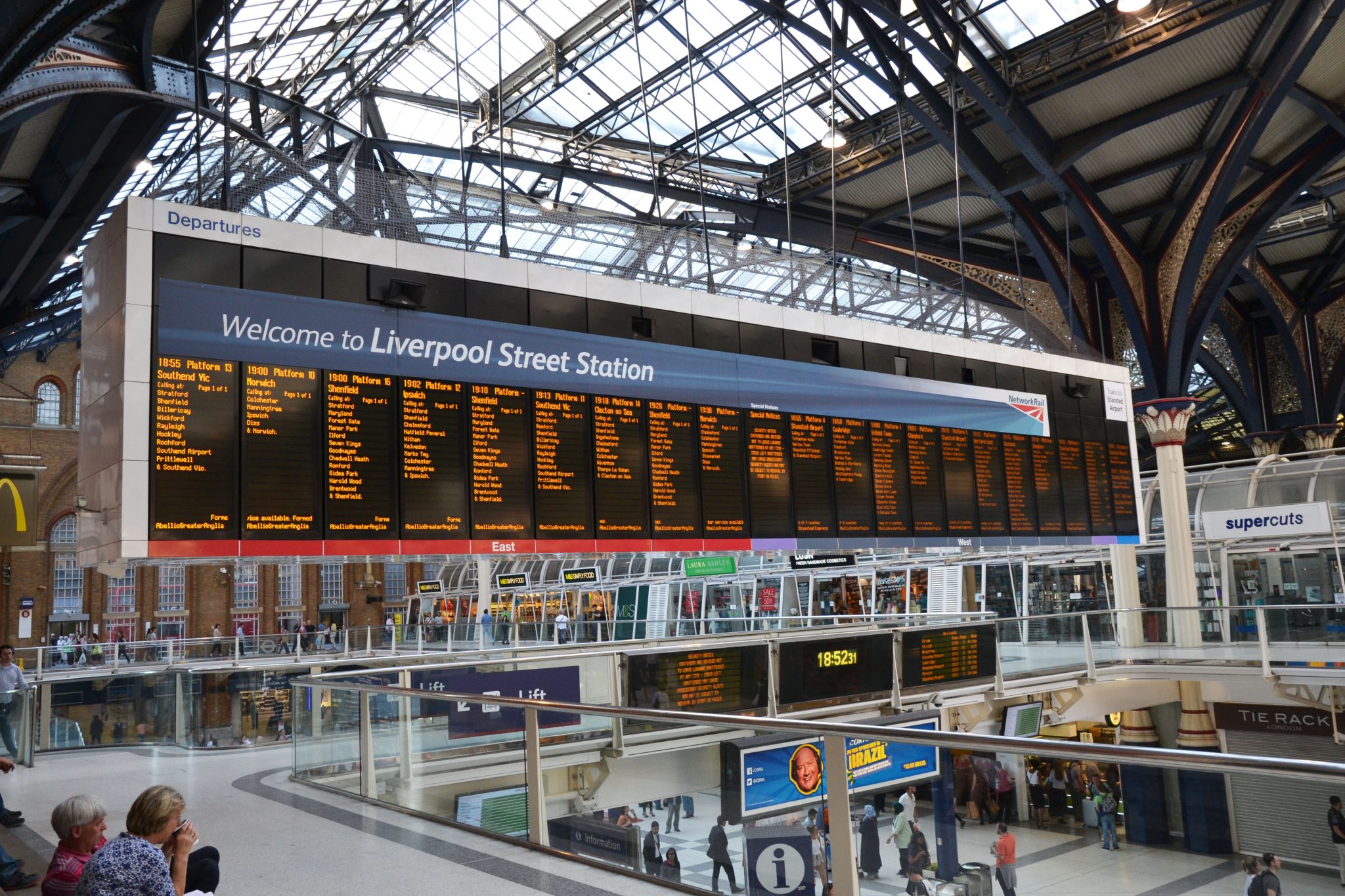 Car Transfer by Train in UK Train Stations: Navigating Station